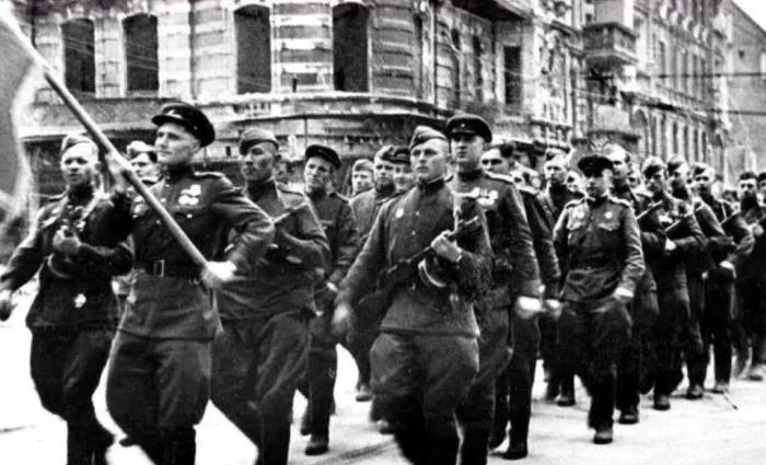 Warsaw Uprising, why did the Soviet army watch the fire from the other ...
