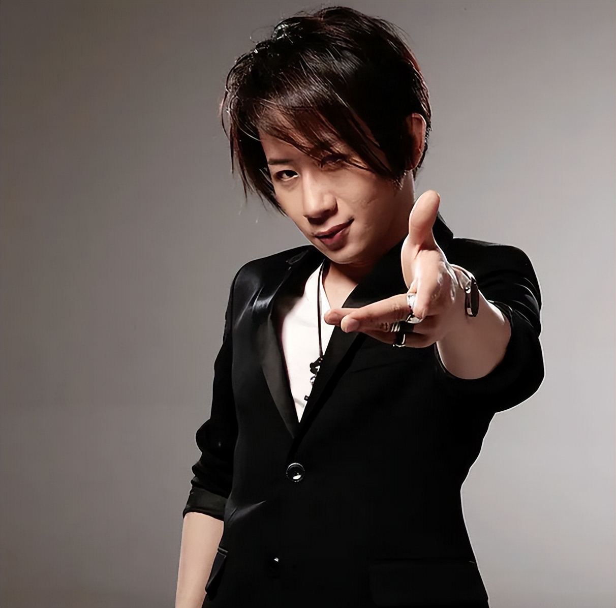 "Magician" Liu Qian: Deeply caught in the scandal of kneeling Japanese ...