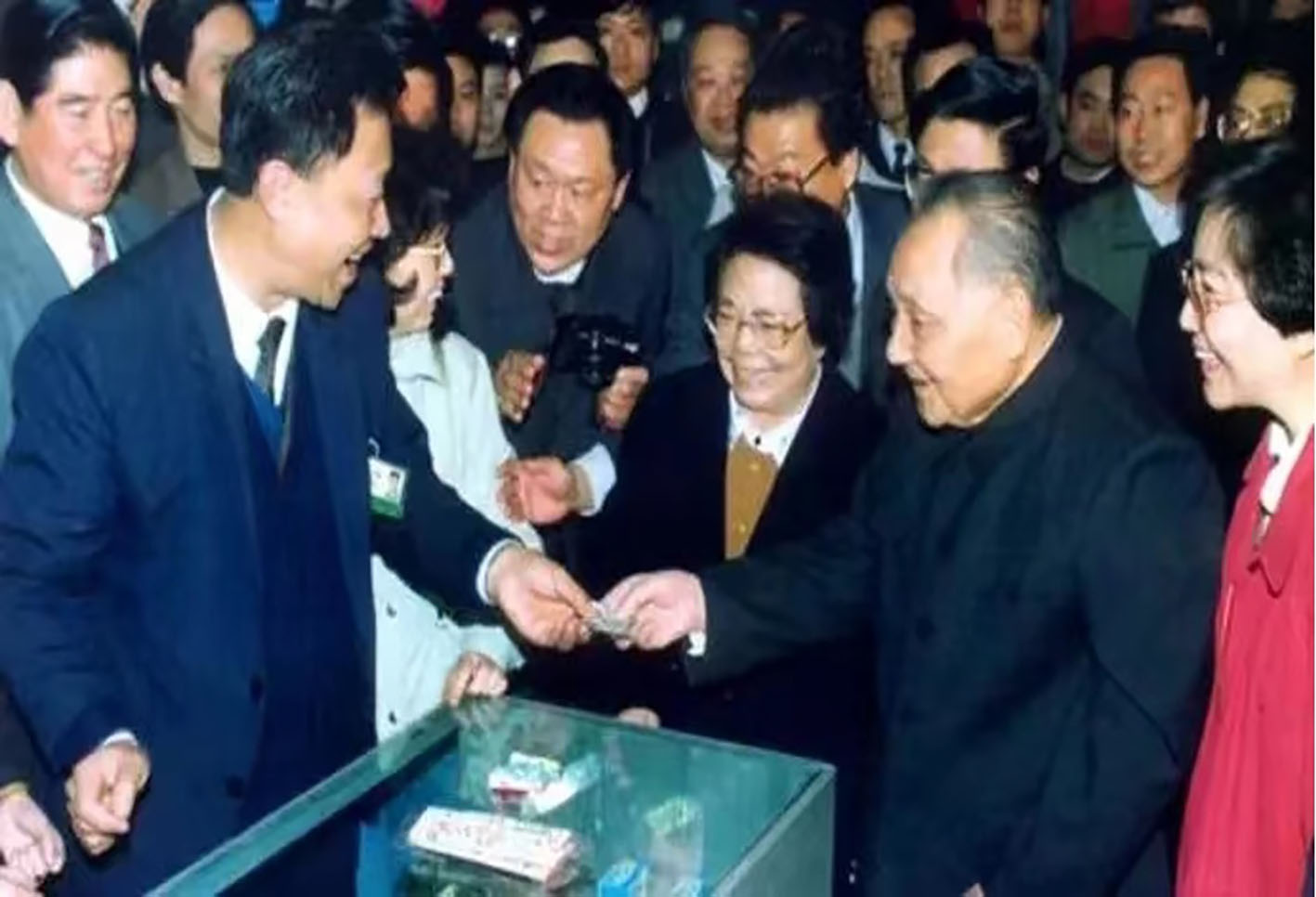 Deng Xiaoping's two wishes during his lifetime, the first will be ...