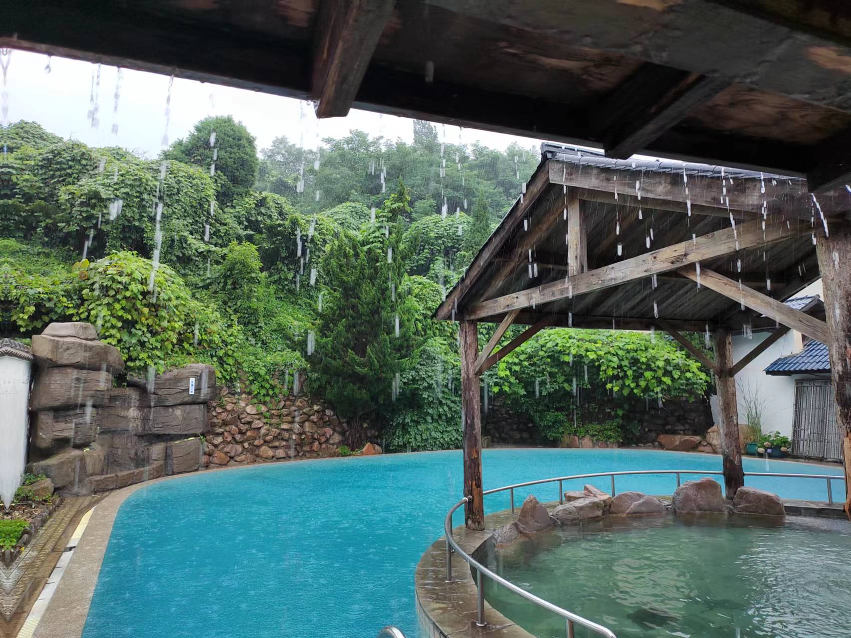 Laotieshan Hot Spring in the rainstorm - iNEWS