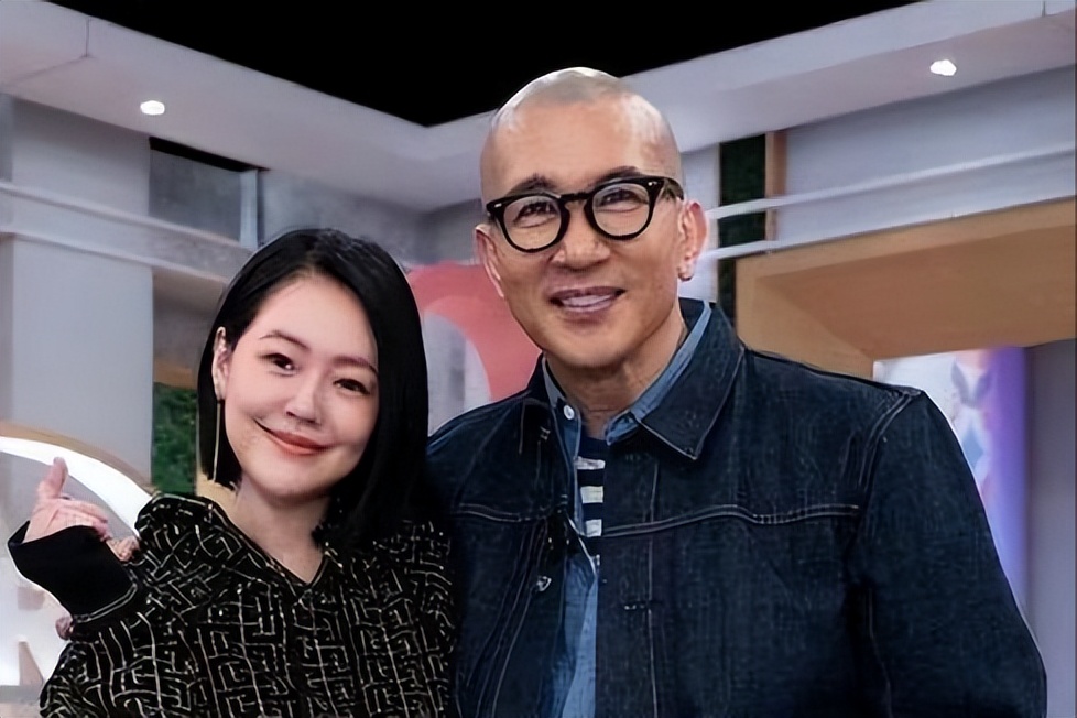 Little S dances hotly with Koo Jun-yup in South Korea, holding hands and circling without ...