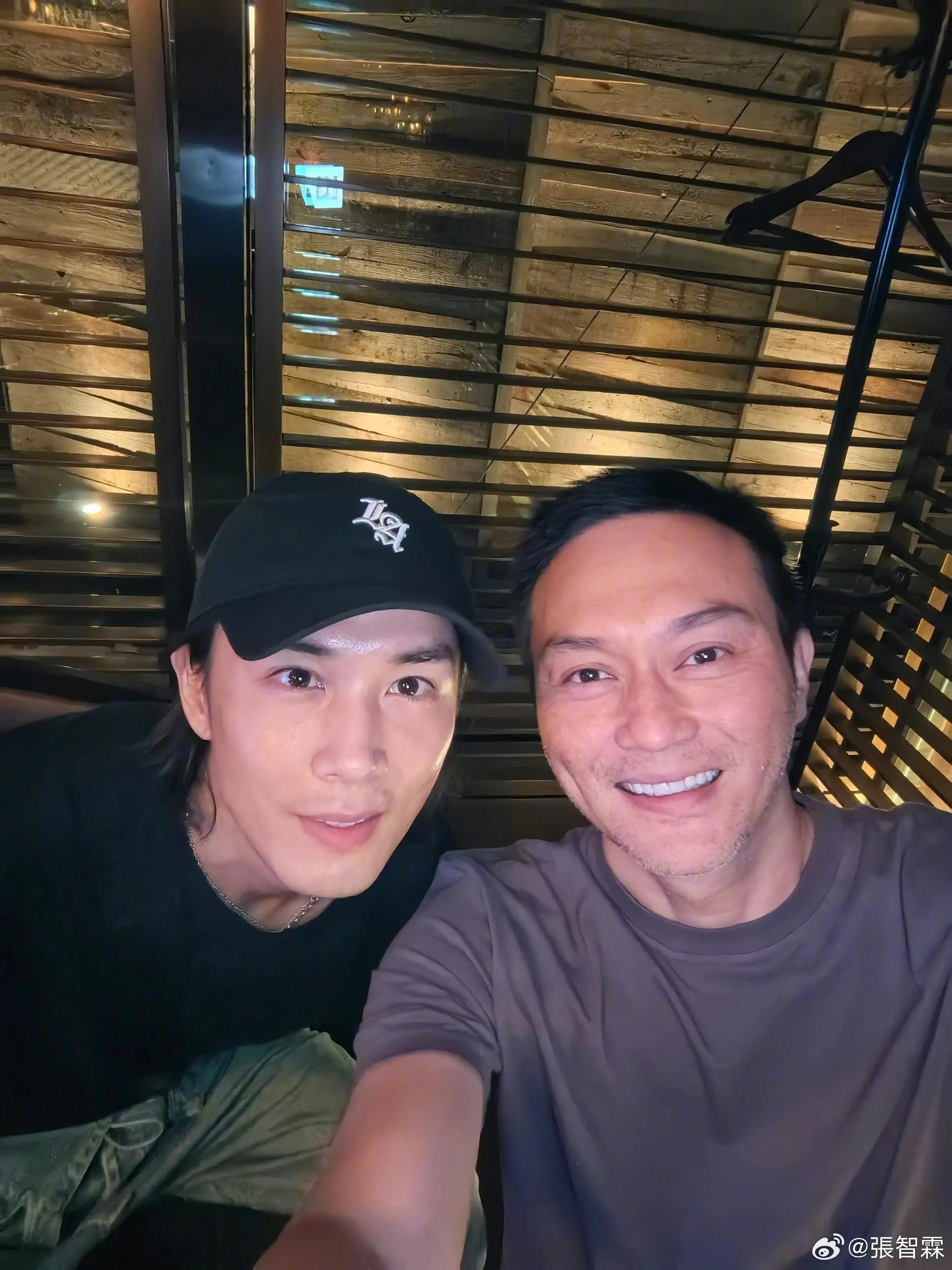 Conspicuous brother Zhang Zhilin and Lee Seung-hyun took a group photo and posted an interesting ...