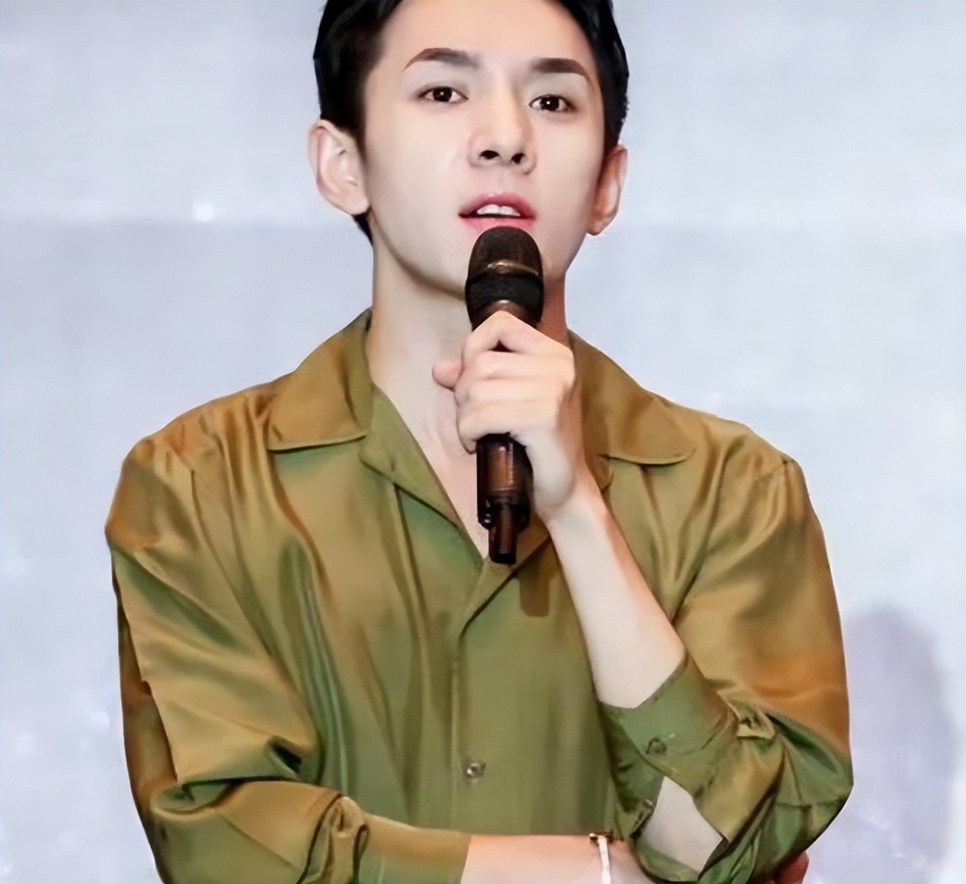 After Li Jiaqi apologized in tears, he continued to live broadcast to ...