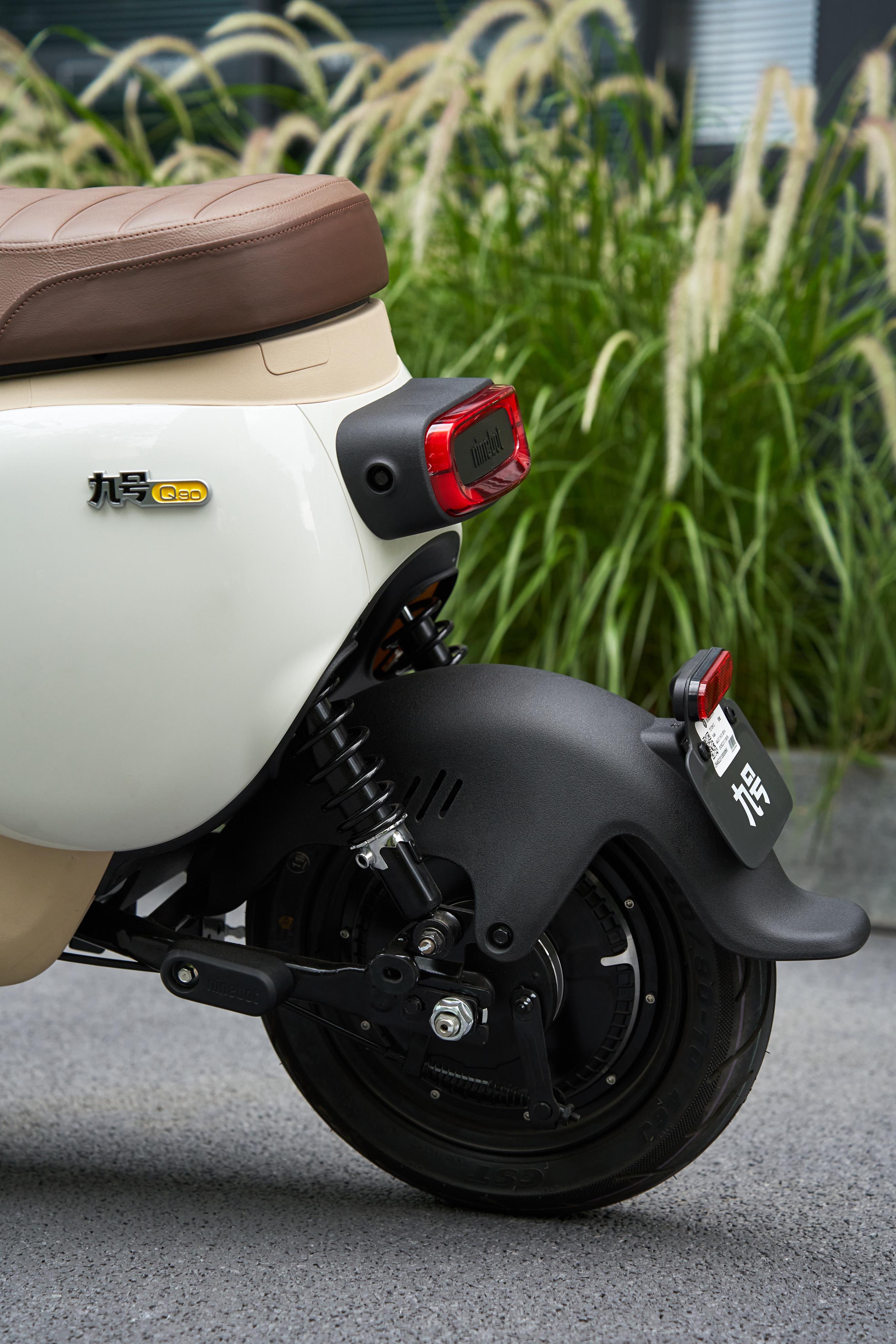 Electric car competition! Ninebot Q90 vs Mavericks B2 power version ...