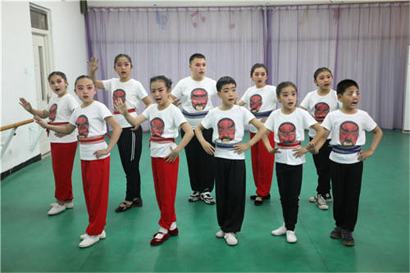 Yu Rongguang made money to support his family and took care of the housework at home, but at the ...