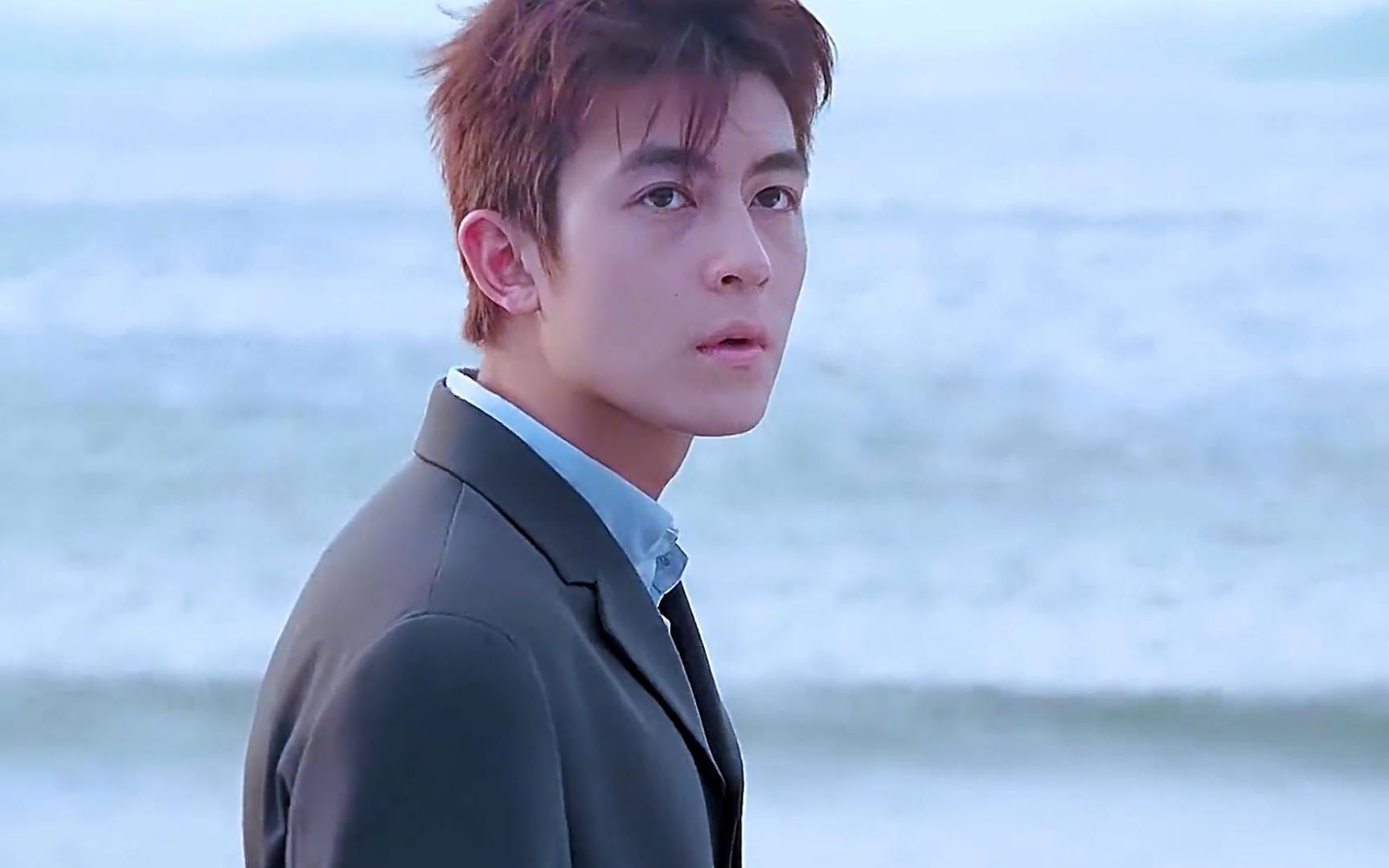 Edison Chen is crazy late at the bar, his face is old like Zhao Benshan, surrounded by crazy ...