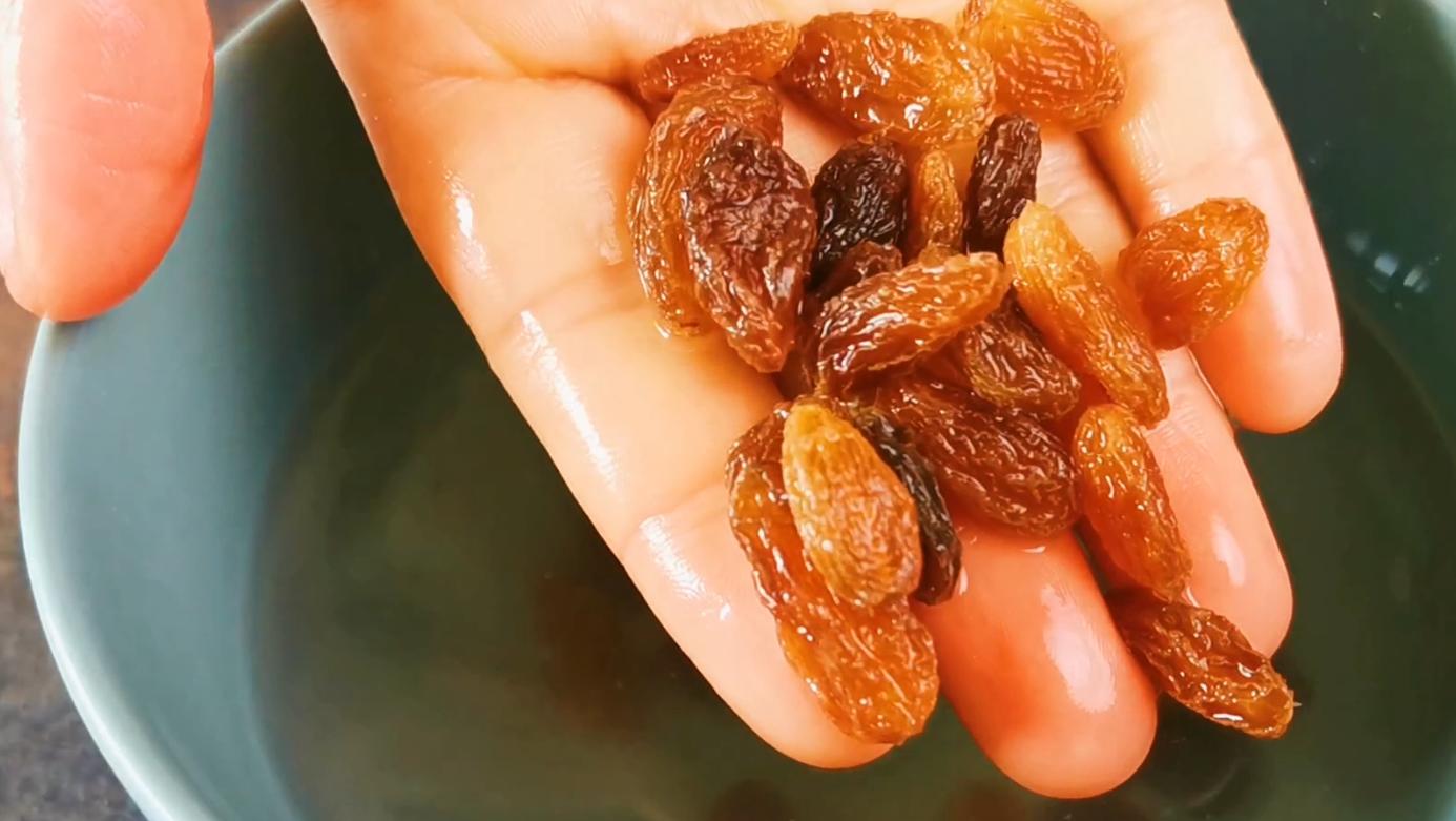 Soak raisins in vinegar, many people don't know what it is, it's really ...