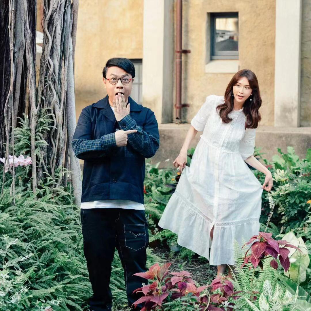 Lin Chiling and her husband toured the Palace of Versailles hand in ...