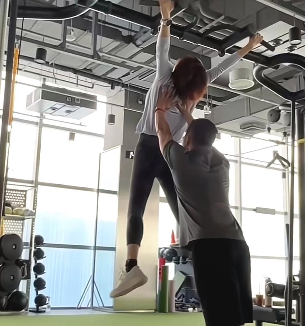 50-year-old Niu Li went to the gym, and she was shy when she was held ...
