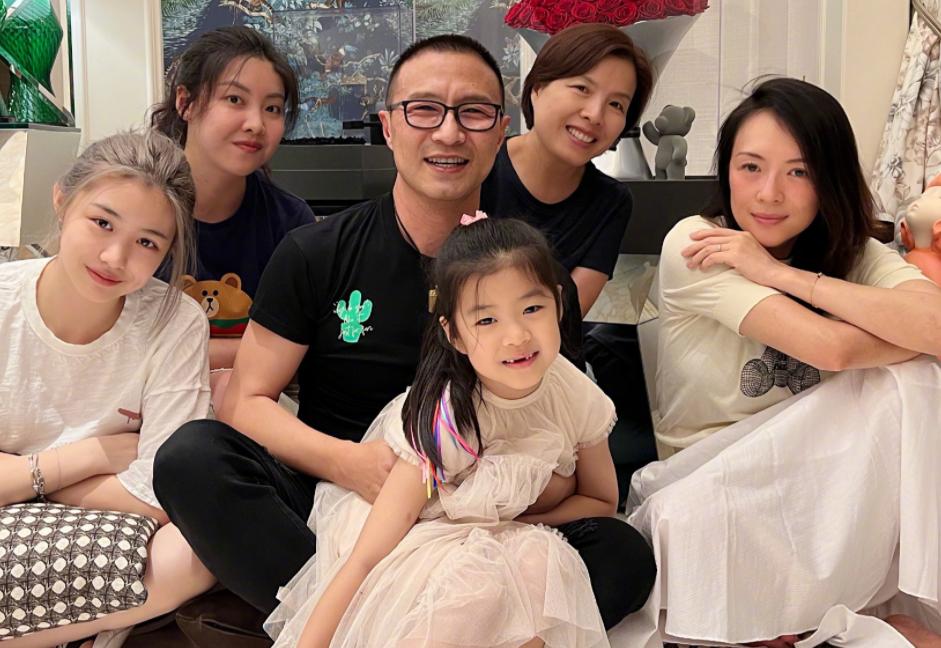 51-year-old Wang Feng celebrates his birthday with a family photo ...