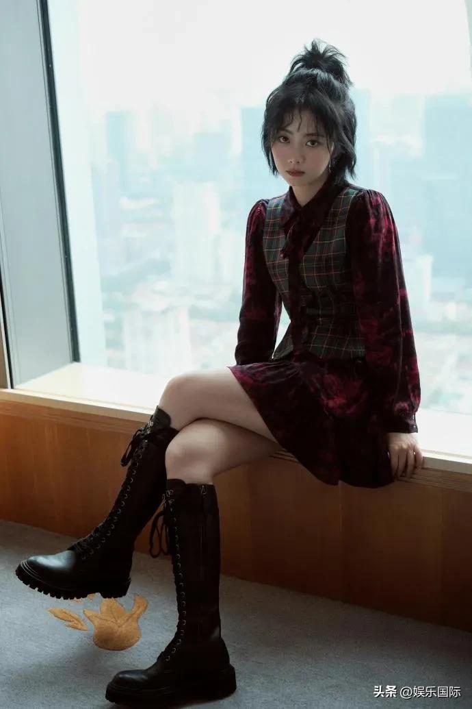 Tan Songyun's two sets of styles can be switched freely like a retro ...