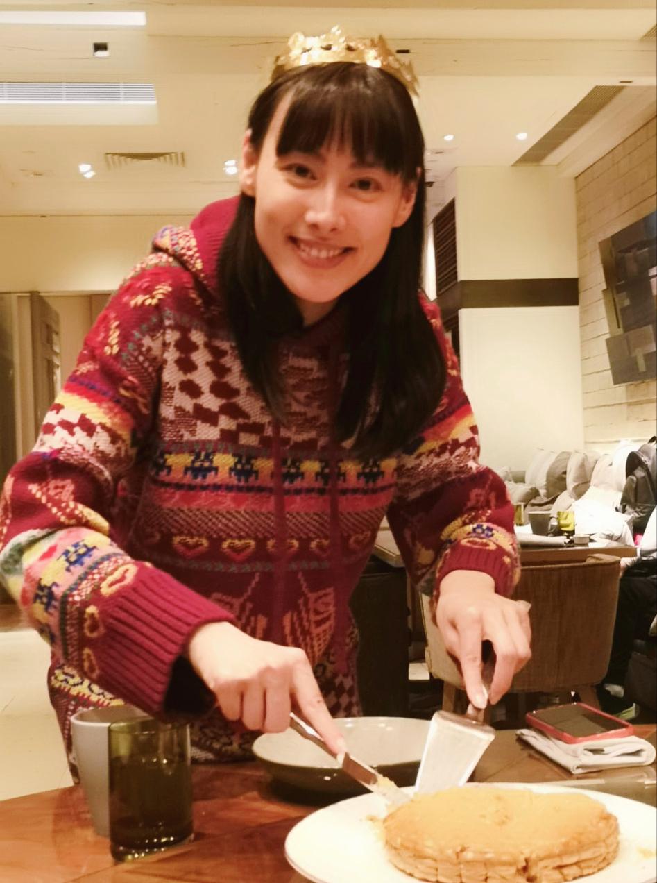 Liang Luoshi has a beautiful New Year photo with a sweet smile and good ...