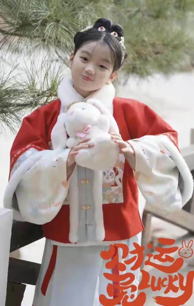 A recent photo of Ala Lei in the new year: very similar to Lin Miaoke ...