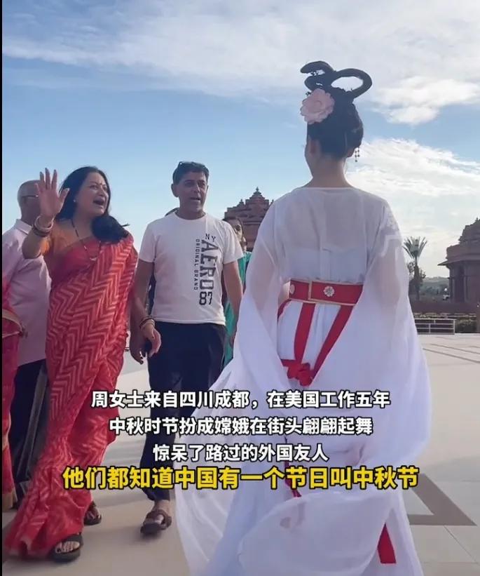 During the Mid-Autumn Festival, Ms. Zhou dressed up as Chang'e in Hanfu ...