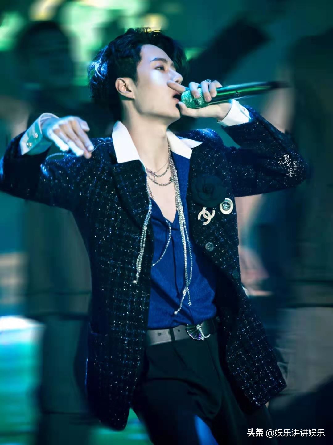 How happy is it to be a fan of Wang Yibo?When you learn to sing, he ...