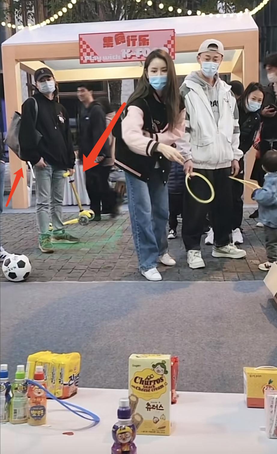 Zhang Xinyue walks with her husband, Lin Feng plays with her daughter ...