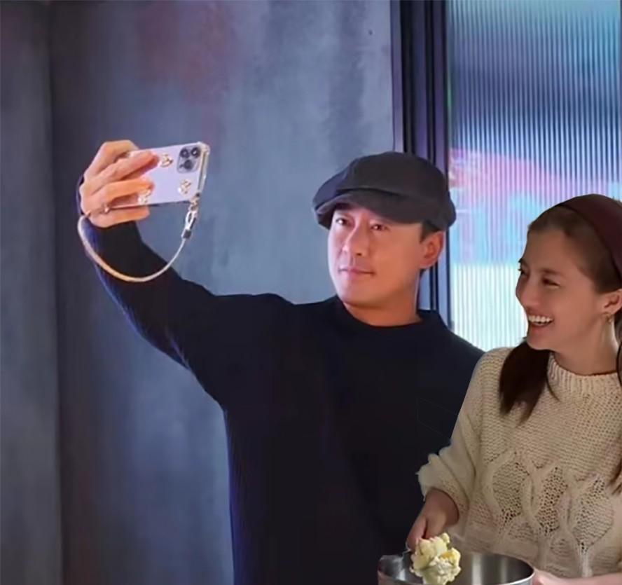 Wu Qianyu and Shi Boxiong kissed in the street on New Year's Eve, and her ex-boyfriend Raymond ...