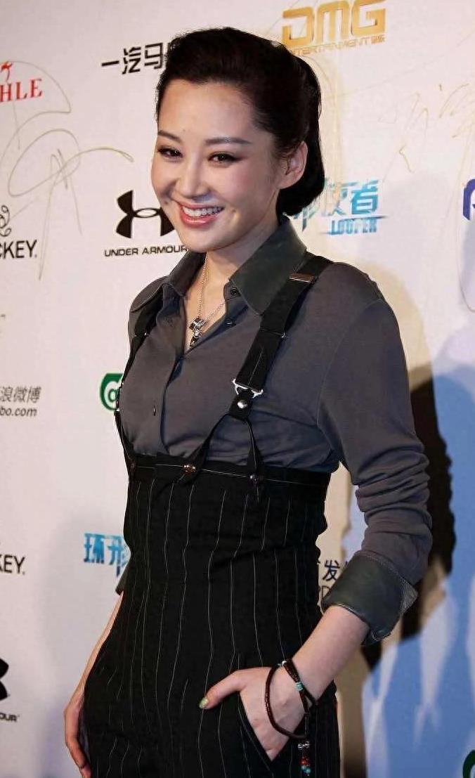 Xu Qing was so beautiful in overalls that she was so beautiful abroad that she was hugged by two ...