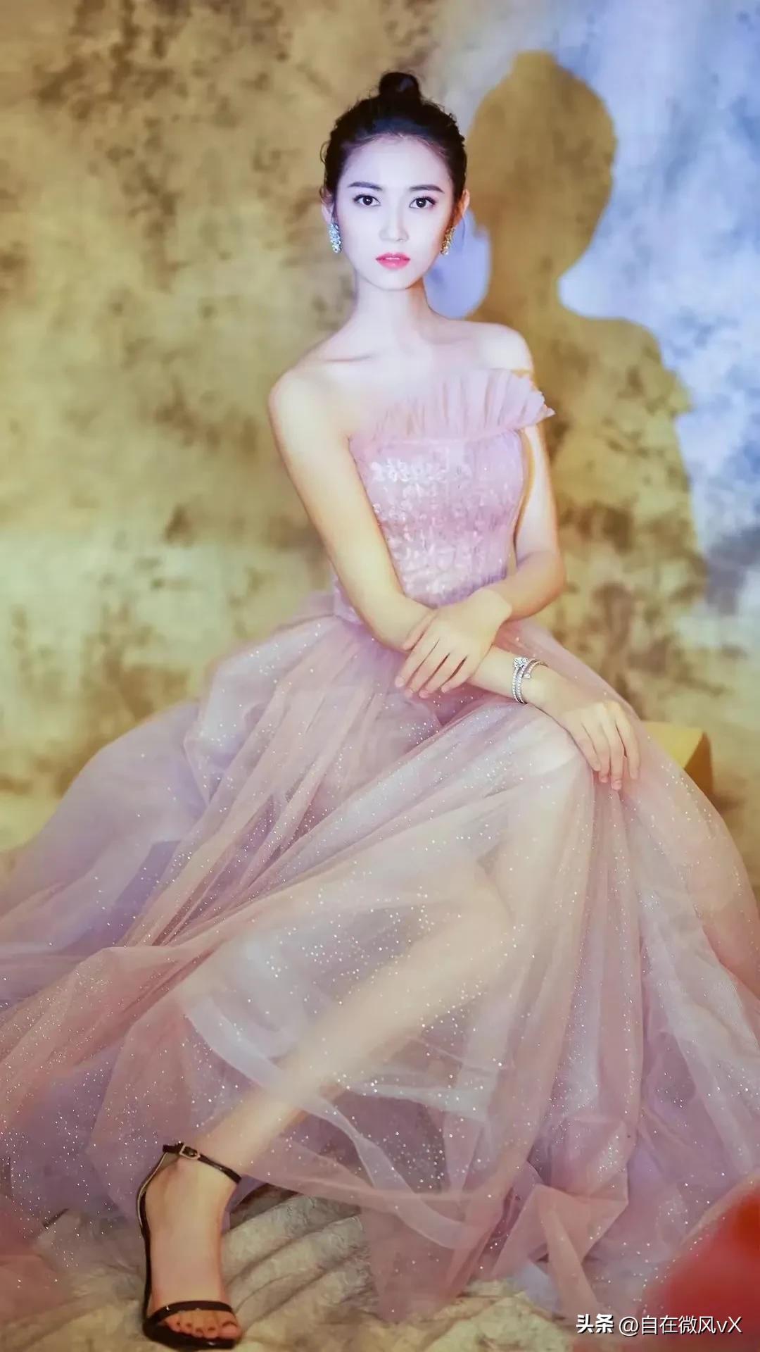 "Little Flower" Chen Yuqi, with fair skin and beautiful appearance, has ...