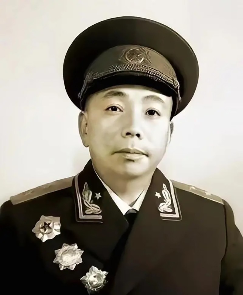 At the Huaihai Battle celebration banquet, a column commander flipped ...