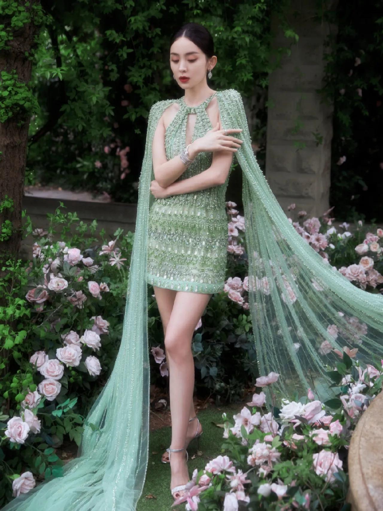 Fashion queen domineering lady style! Guli Nazha crossed the garden ...