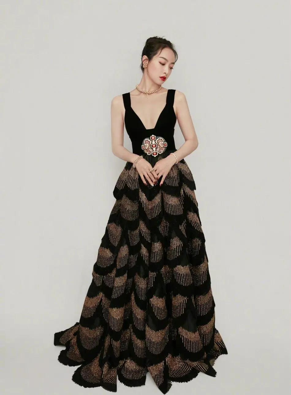 Victoria Song wore a twilight golden bird feather dress, elegant and ...