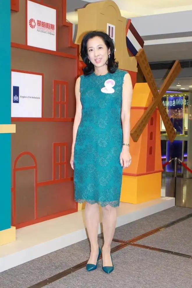 61-year-old Ye Qianwen is in the same frame as 64-year-old Zhu Lingling ...