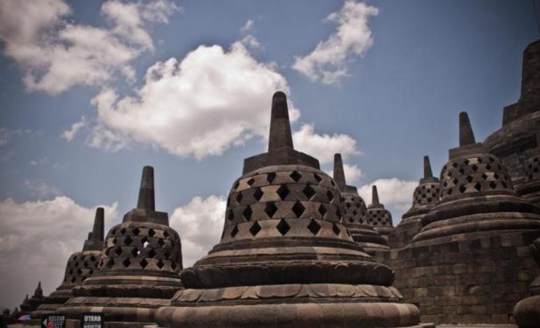 The ancient kingdom of Indonesia, the Sriwijayayavarman Dynasty, is a ...