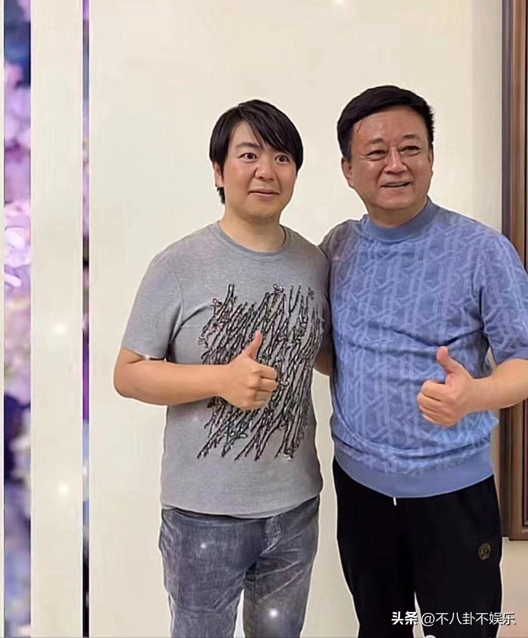 Zhu Jun warm hospitality! Hanging shoulders with Lang Lang, 52-year-old ...