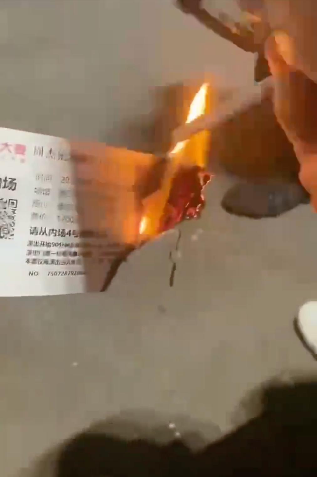 High-priced tickets smashed into the hands, scalpers angrily burned the ...