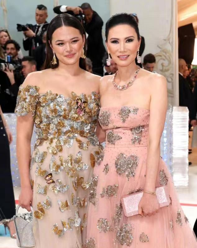 Wendi Deng's mother and daughter walk the red carpet! A sagging body ...