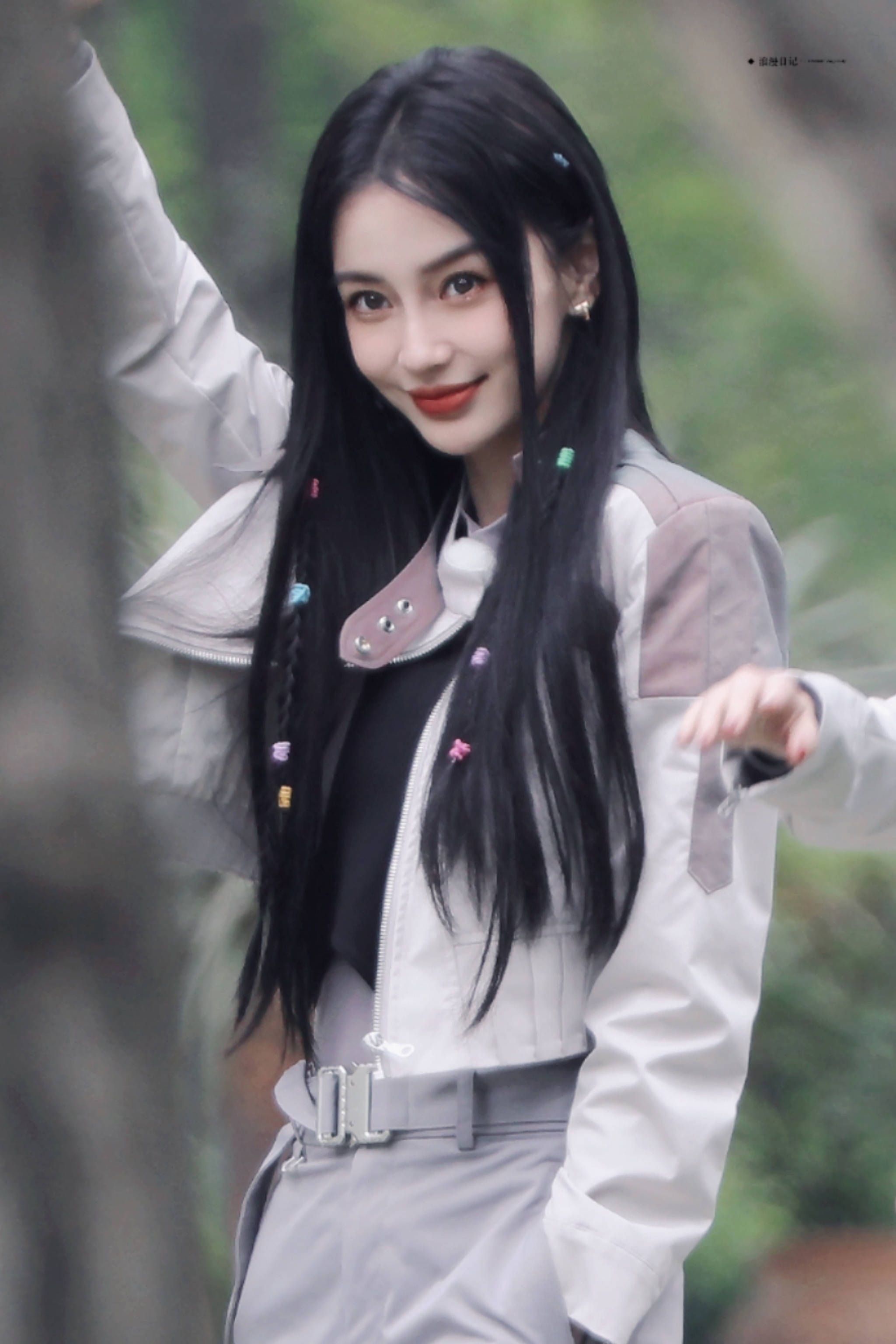 Yang Ying and Song Yuqi wear sweet and cool overalls and greet the ...