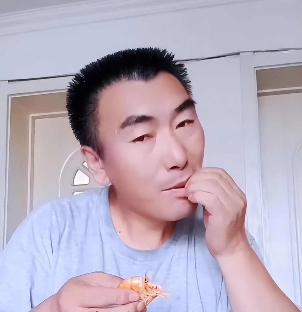 Li Yucheng eats alone again, and cooks sweet braised prawns with his ...