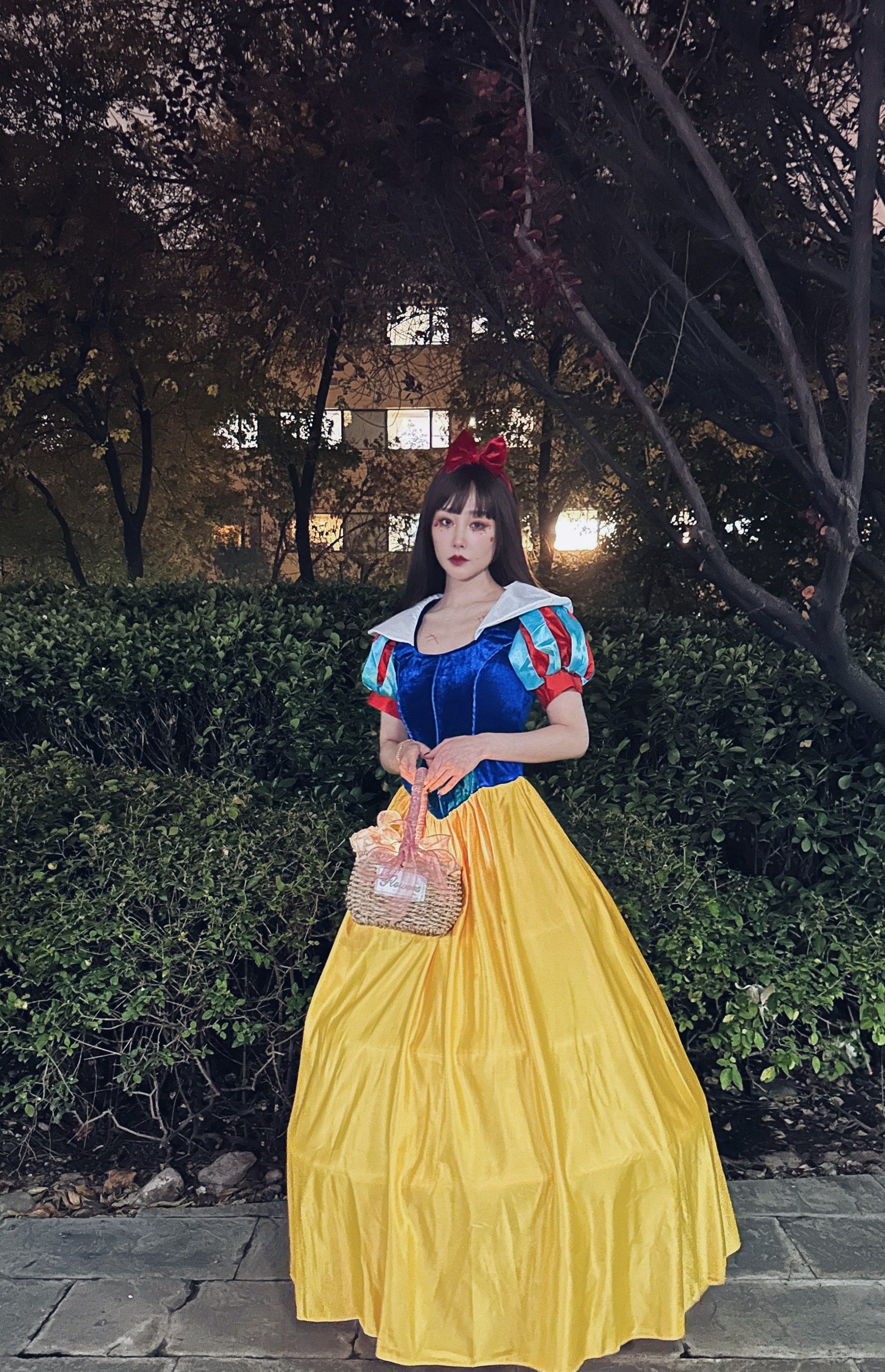 Li Chun's yellow dress with weird Halloween makeup - iNEWS