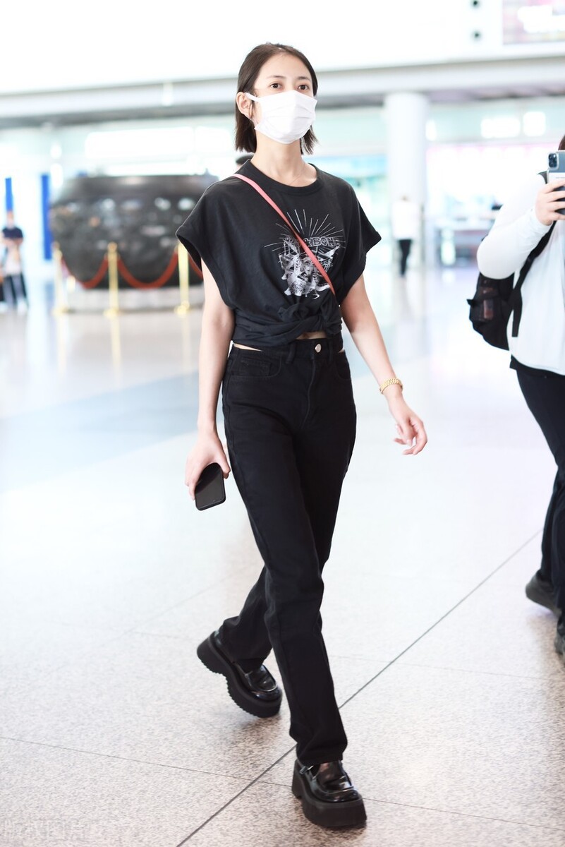 Chen Yuqi and Lin Yi are so well matched, she dreams back to "Glazed Tiles in the Past" in an ...