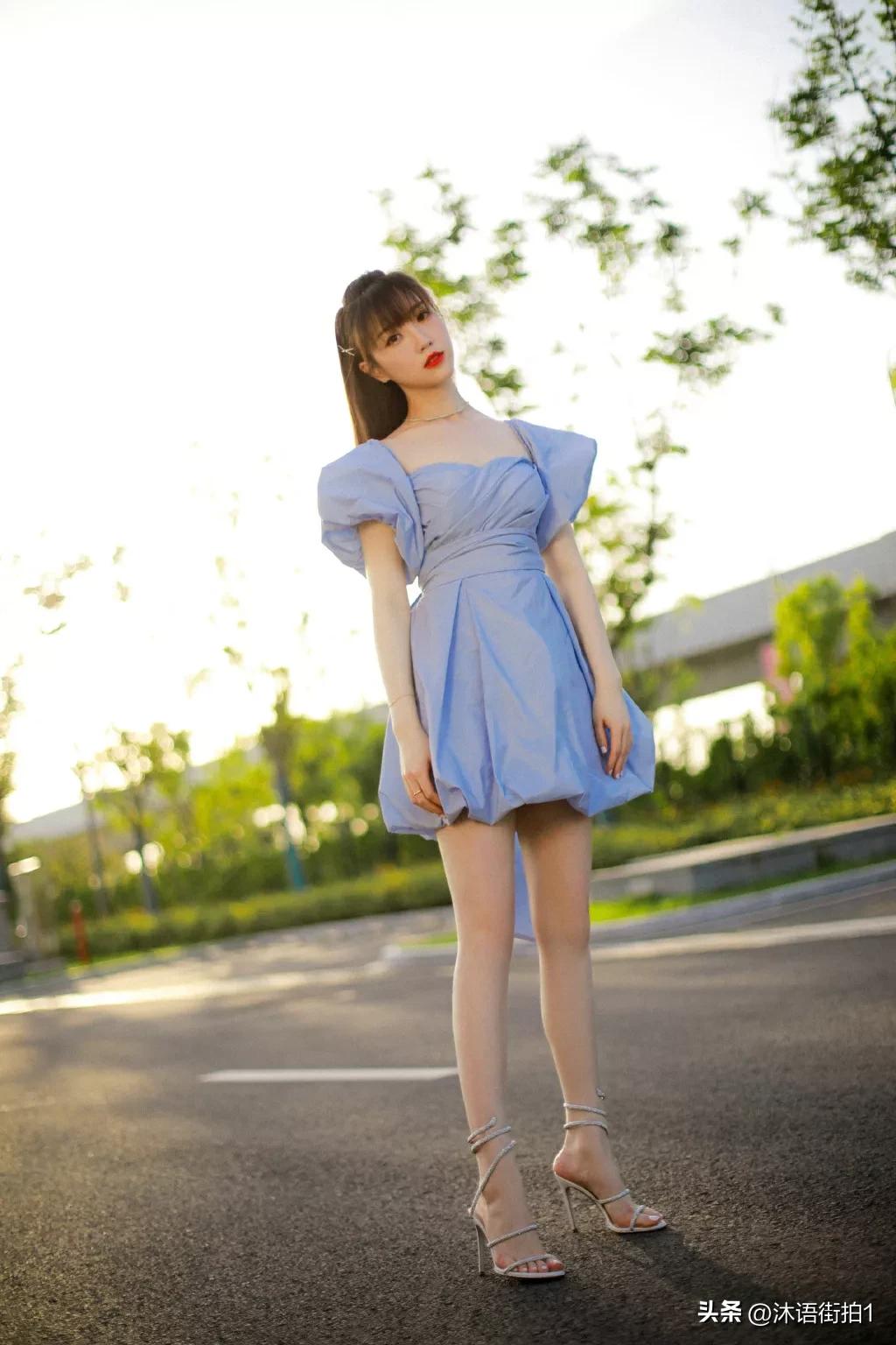 Beauties in street photography: The tall young lady has a charming ...