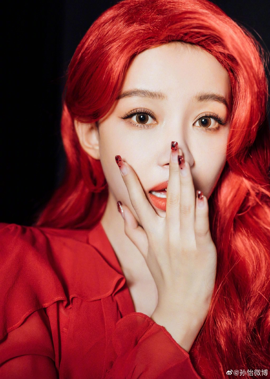 Sun Yi's red big wavy curly hair is glamorous - iMedia