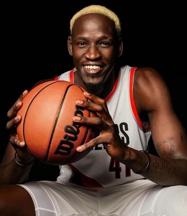 Fans got 6 autographs from Curry, James was called GOAT, Wiggins ...