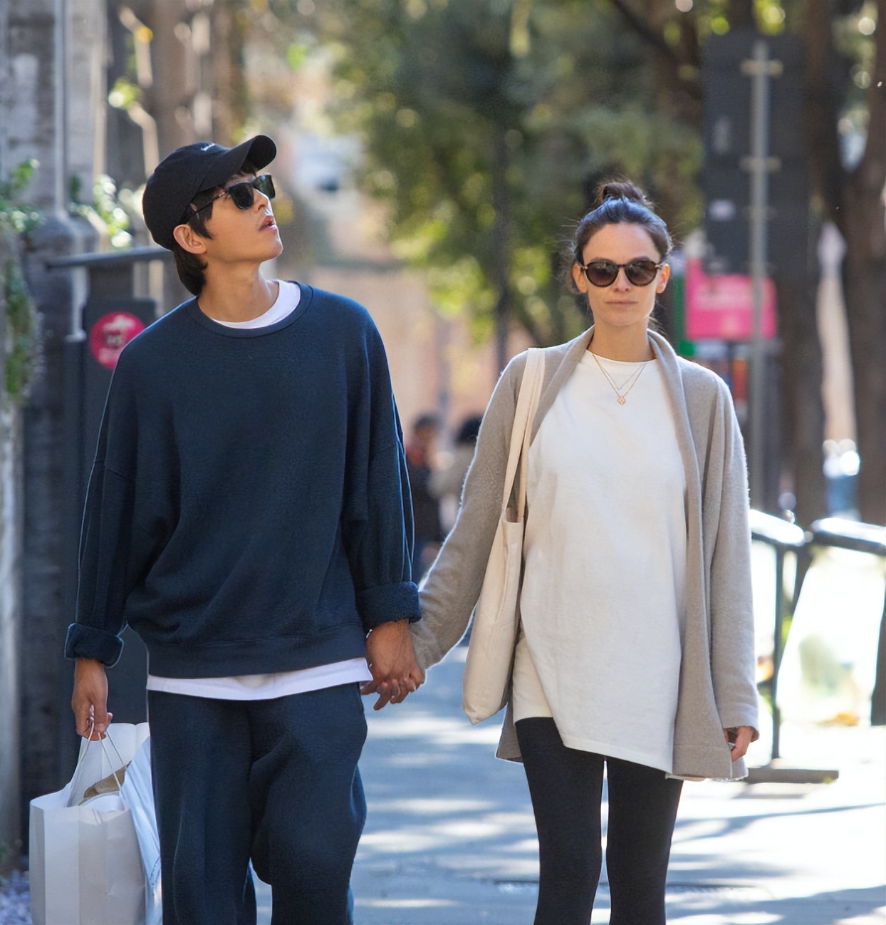 Song Zhongji and his wife appeared on the streets of Rome. The woman ...