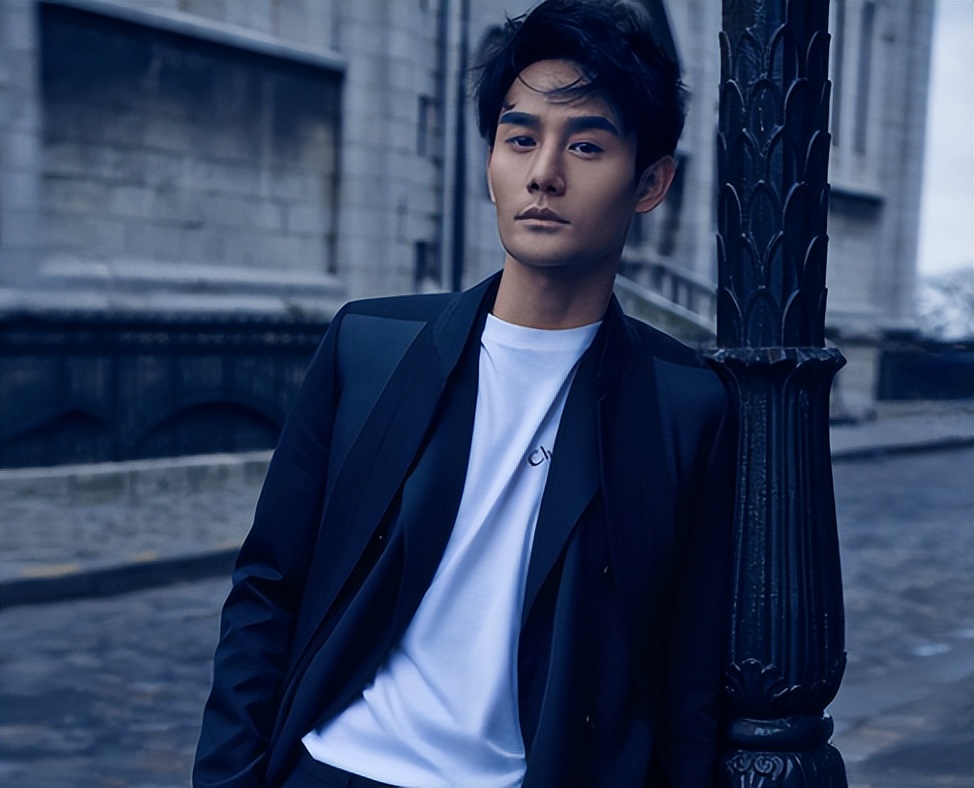 Playing a supporting role to steal the limelight from the leading role ...