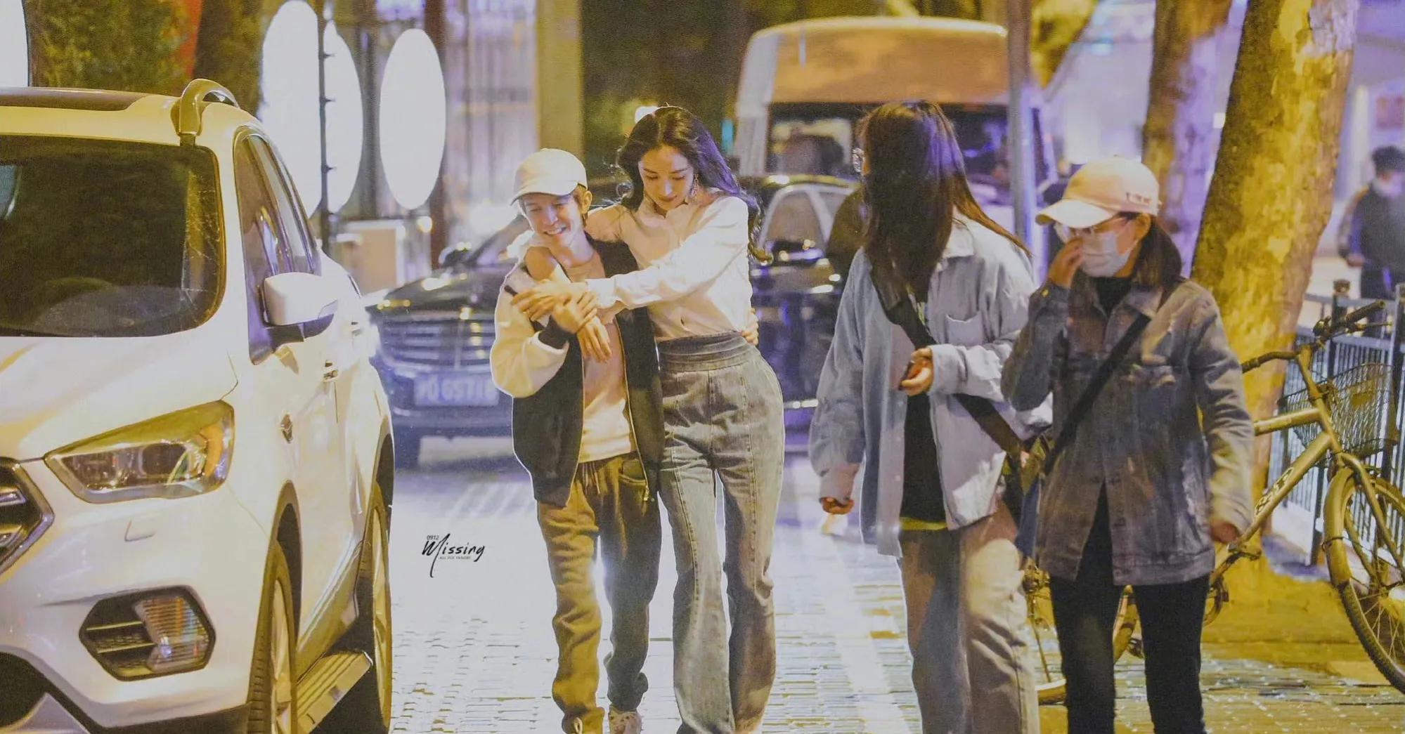 Yang Mi and Guo Jingming's latest situation exposed!Hook shoulders and ...