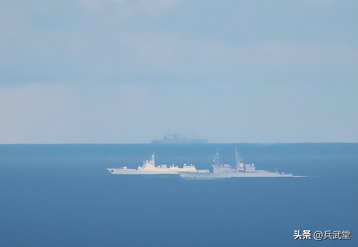 The domestic 054 and the 10,000-ton-class Kidd ship face off at close ...