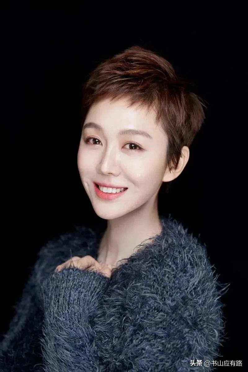Jiang Yan: Delicate woman, star with short hair - iNEWS