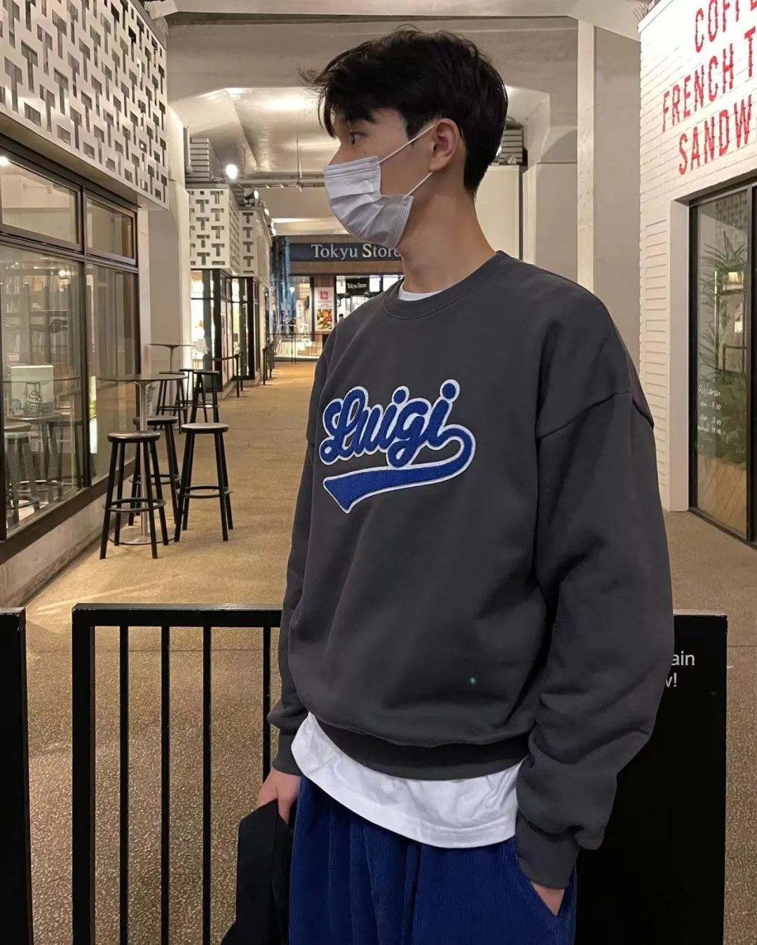 It's time to teach your boyfriends to wear sweaters properly, please ...