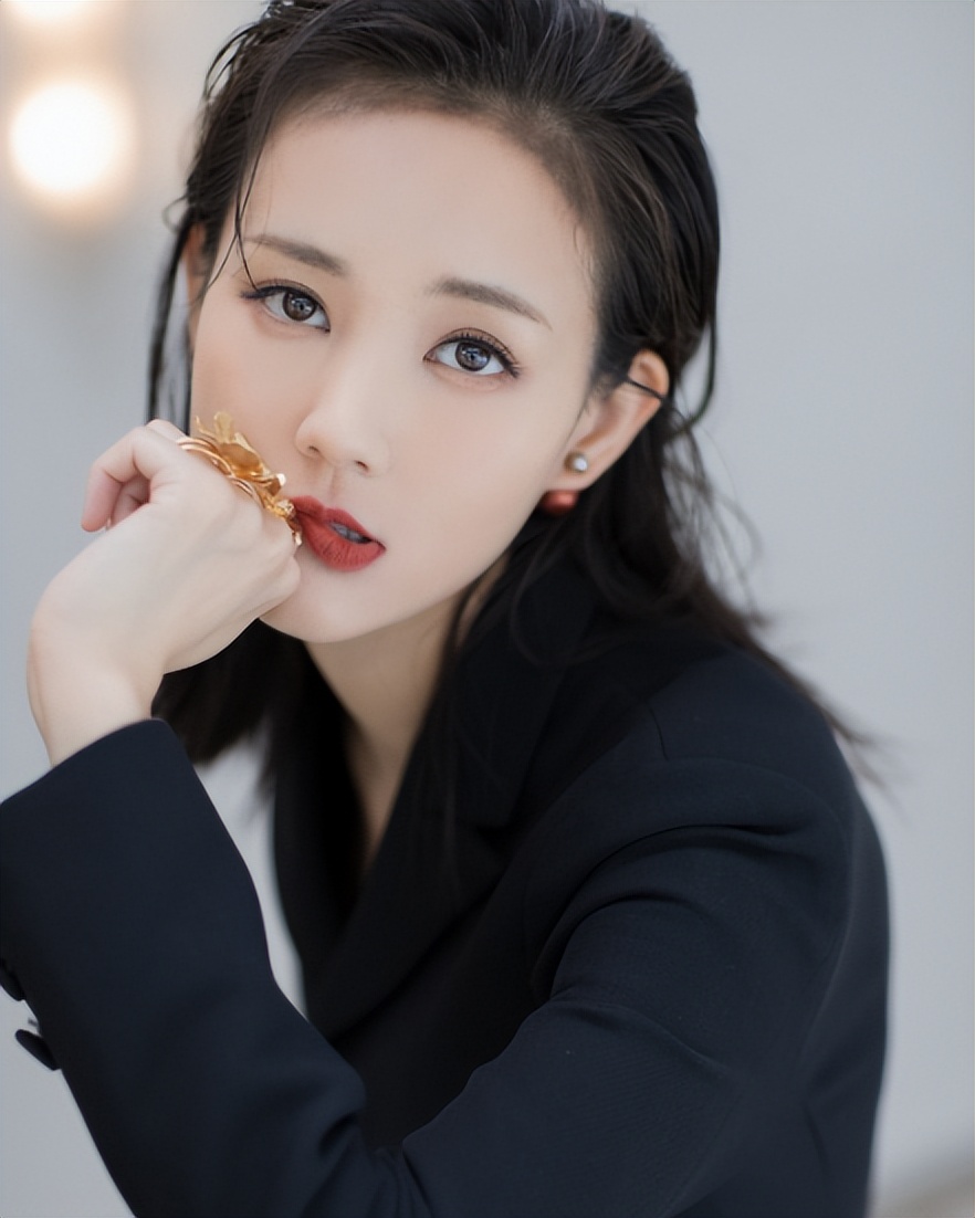 Li Yitong caused controversy by taking off his shoes and flying ...