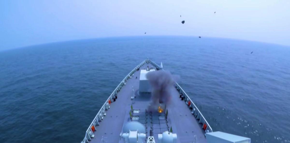 The 052D showed its strength, the two ships fired missiles in the ...