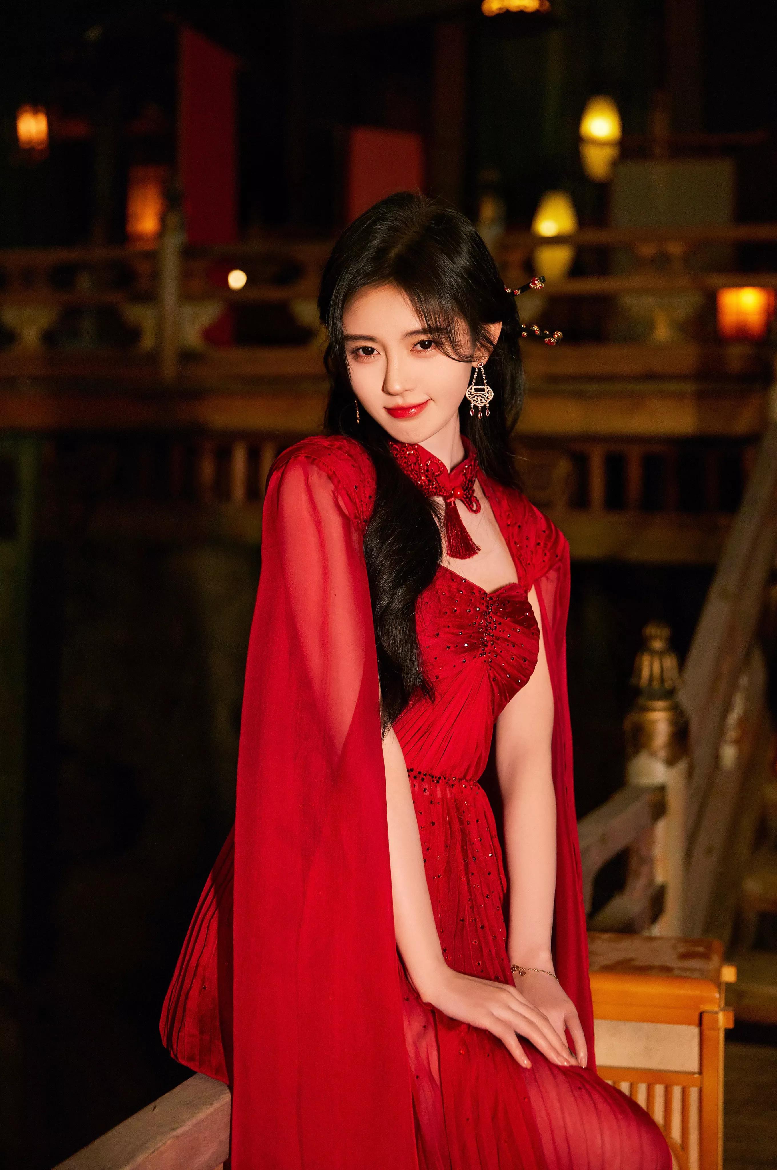 Ju Jingwei's photo, wearing a red national style dress, elegant and ...
