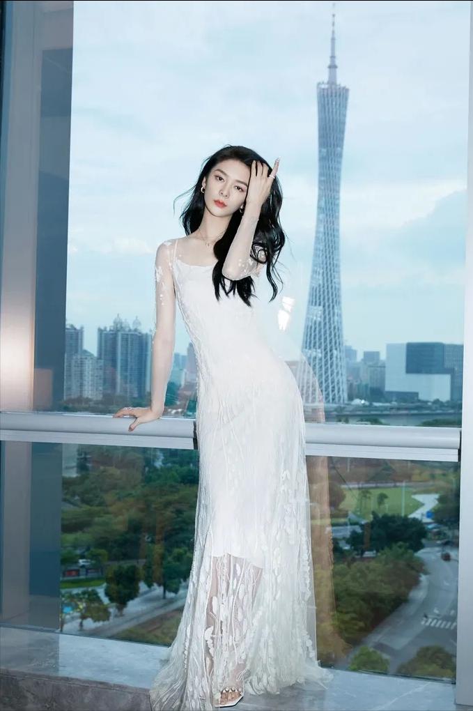 Natural high-cold domineering lady Fu Jing, wearing a golden pink dress ...