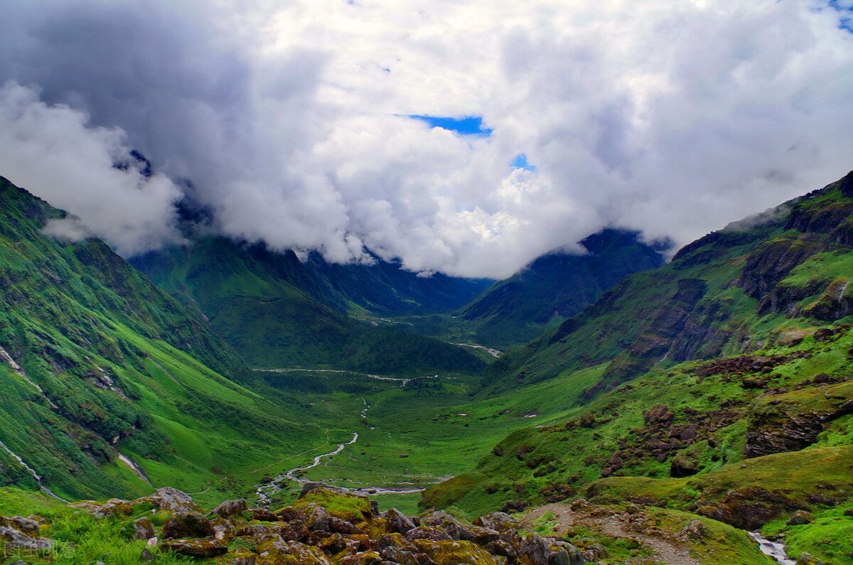 The second road in Medog was completed, costing 2.1 billion for 67 ...