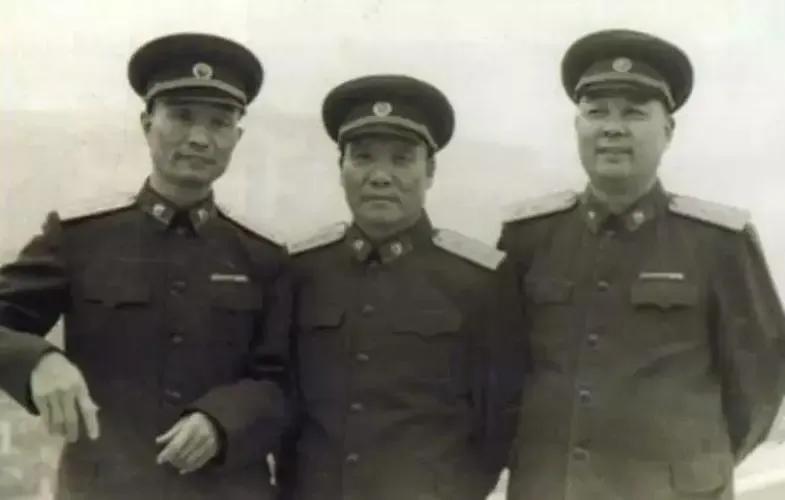 In 1956, what caused Zhang Aiping and Yang Chengwu to fight each other ...
